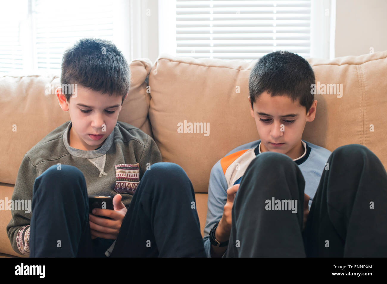 School children mobile phones hi-res stock photography and images - Alamy