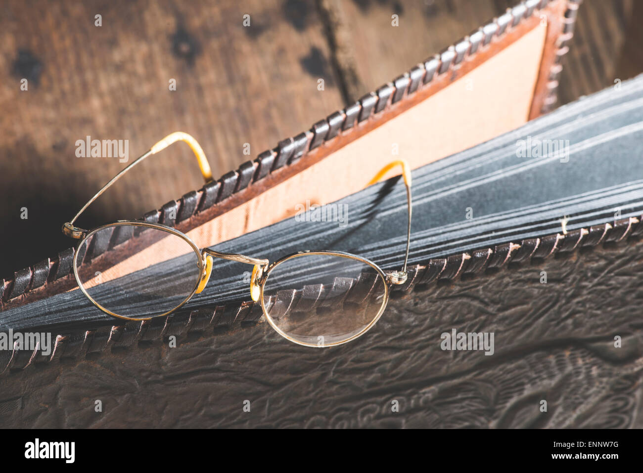 Vintage family photo album hi-res stock photography and images - Alamy