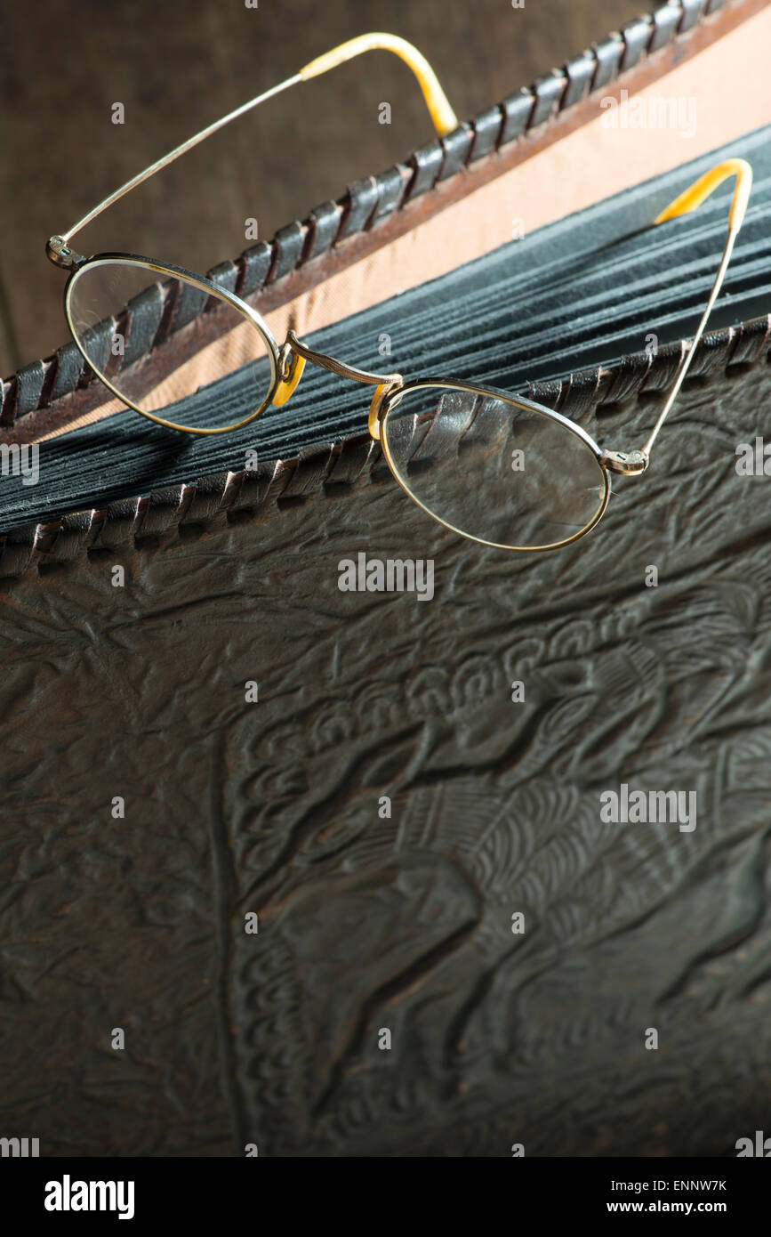 Vintage family photo album hi-res stock photography and images - Alamy