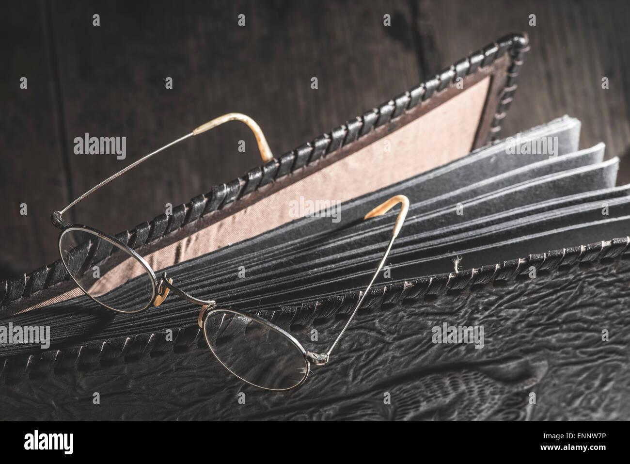 Vintage family photo album hi-res stock photography and images - Alamy