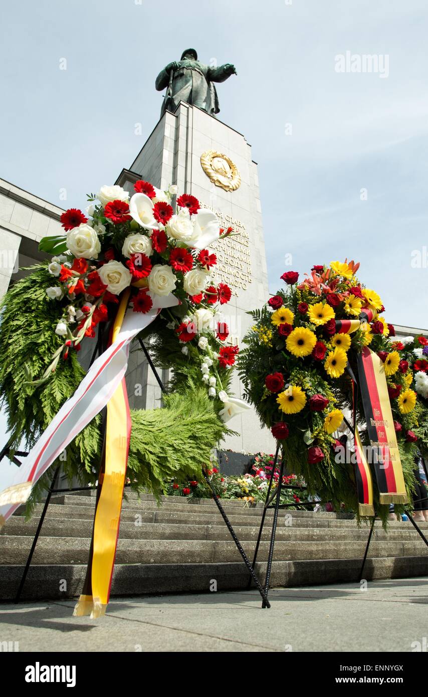 Berlin, Germany. 9th May, 2015. Wreaths to commemorate the 70th ...
