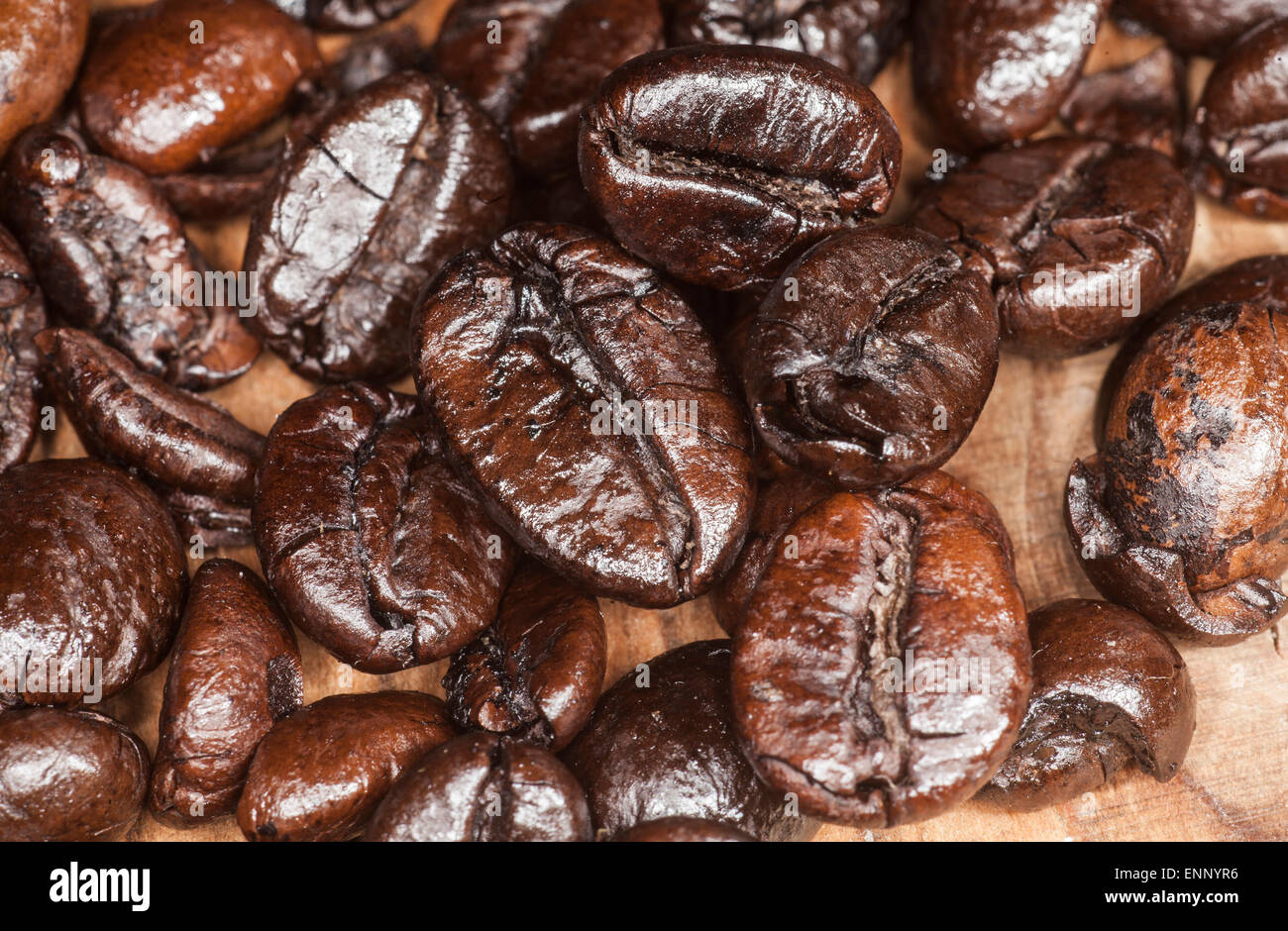 Coffee beans background. Macro picture of many beans Stock Photo - Alamy