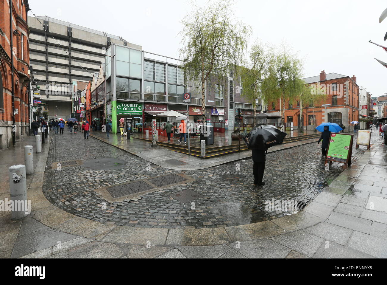 Temple Bar square in Dublin city centre during a period of heavy ...