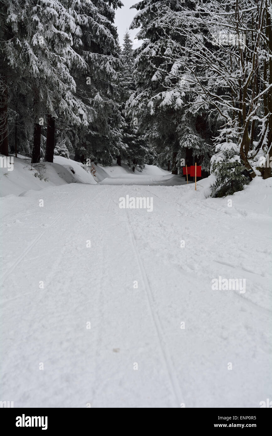 Snowy signs hi-res stock photography and images - Alamy