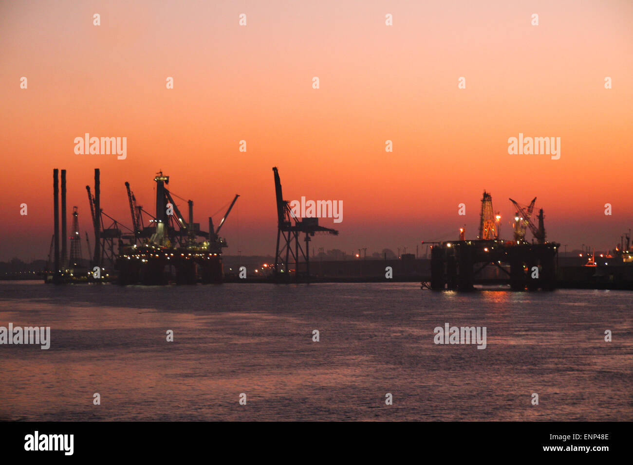 Oil rigs sunrise hi-res stock photography and images - Alamy