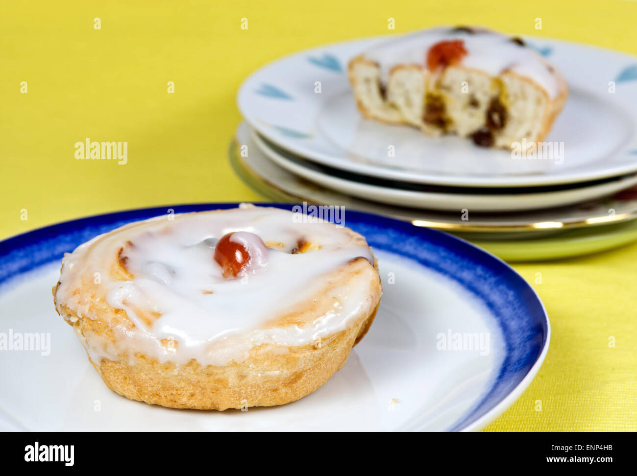 Buns cakes plates hi-res stock photography and images - Alamy