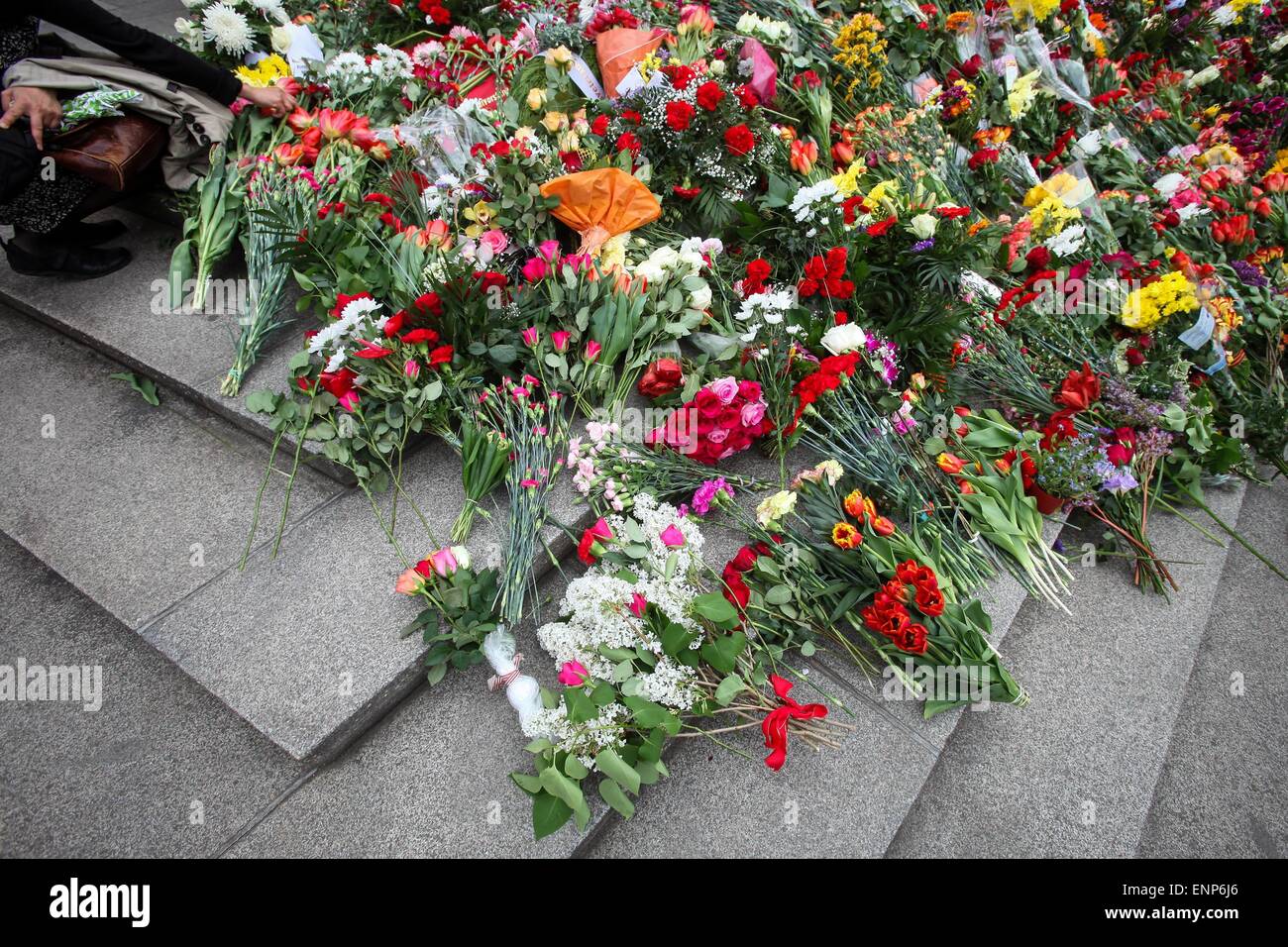 Berlin, Germany. 9th May, 2015. A visitor presents flowers during a ...