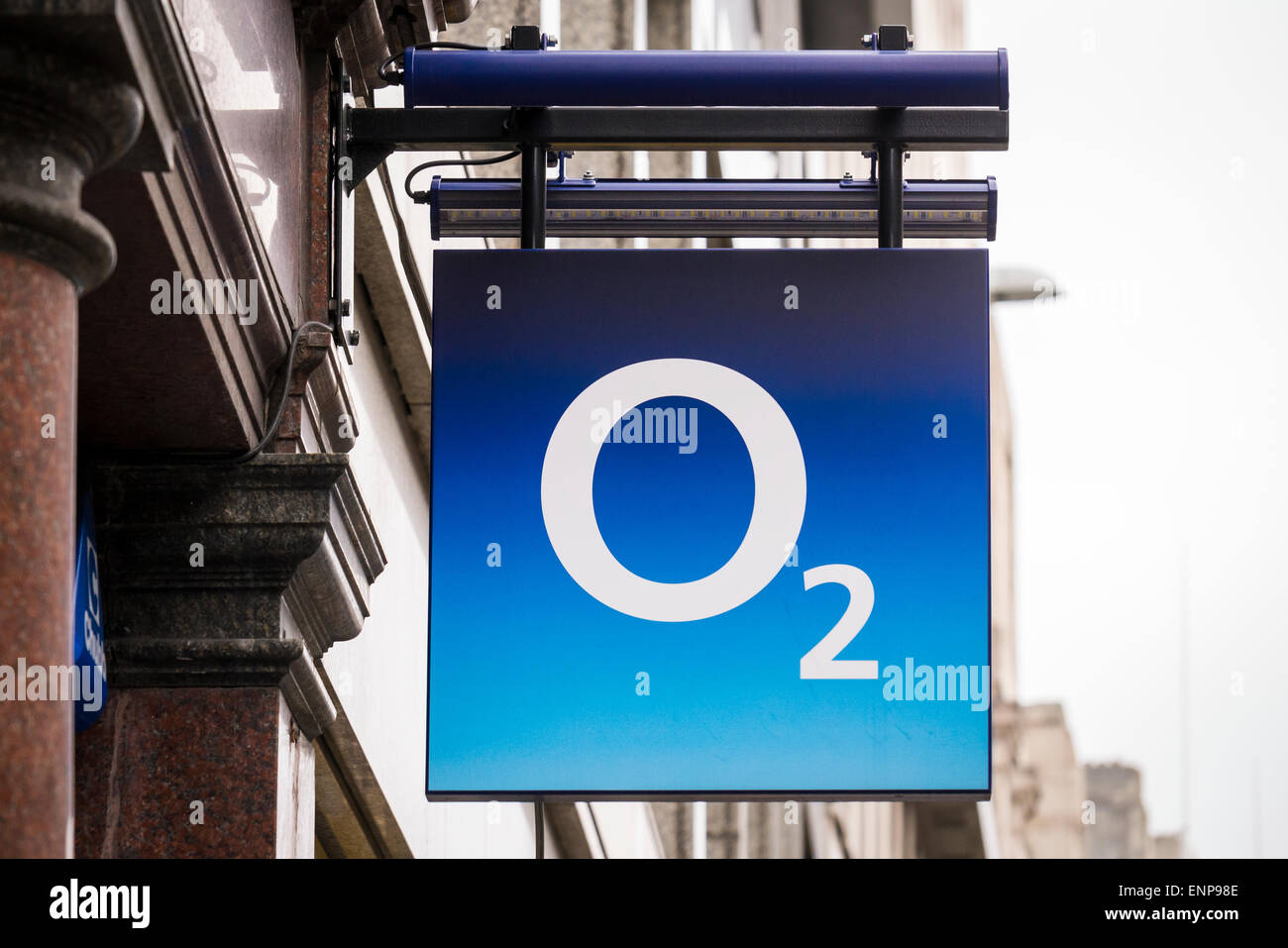 O2 logo shop sign hi-res stock photography and images - Alamy