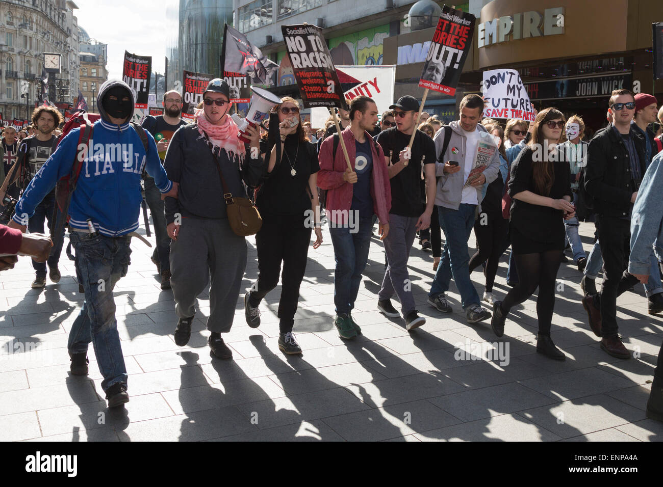 Several hundred protesters hi-res stock photography and images - Alamy
