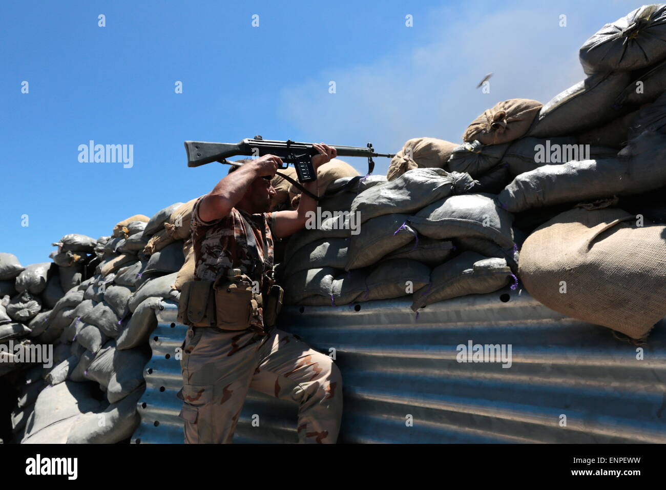 Shingal, Iraq. 7th May, 2015. Peshmerga riflemen responding to a heavy ...