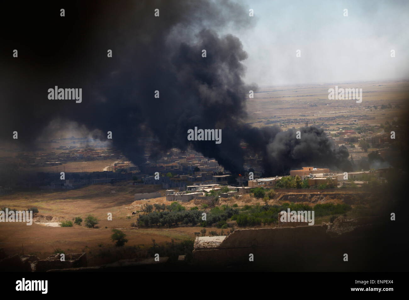 Shingal, Iraq. 7th May, 2015. A look from Peshmerga trenches facing the ...