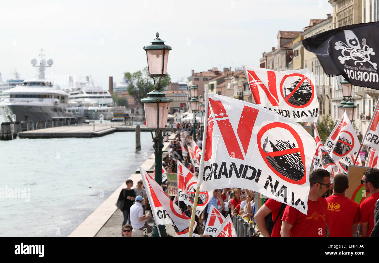 Venice, ITALY: Activists of "No Big Ships" ('No Grandi Navi') movement ...