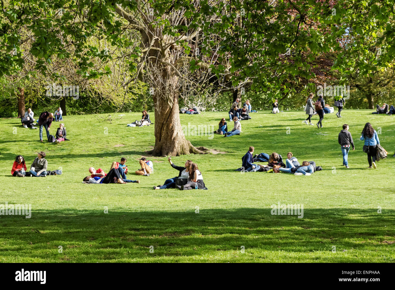 People enjoy the hot weather in st jamess park hi-res stock photography ...