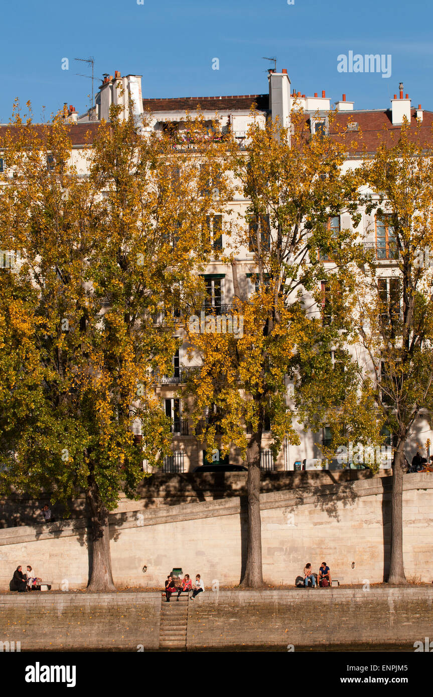 River seine people relax rest hi-res stock photography and images - Alamy