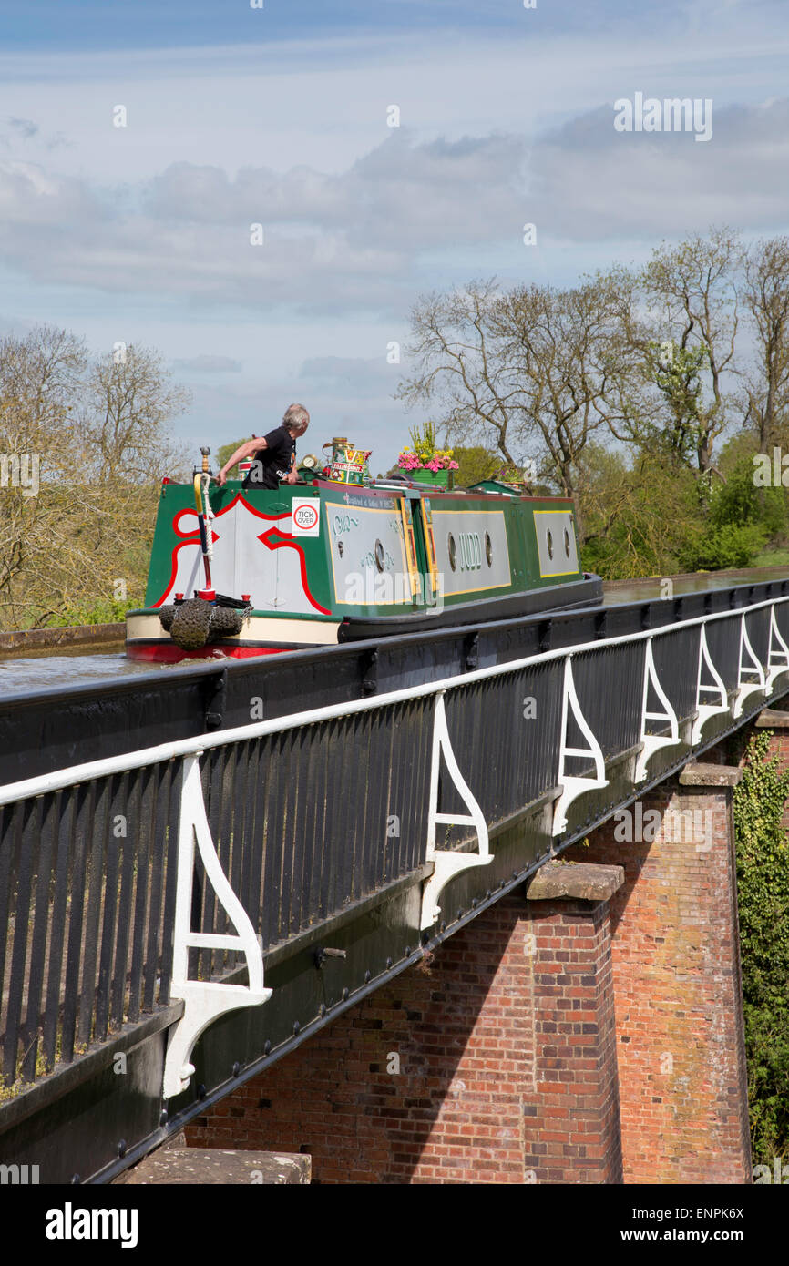 Narrowboat crossing the Edstone Aqueduct on the Stratford upon Avon ...