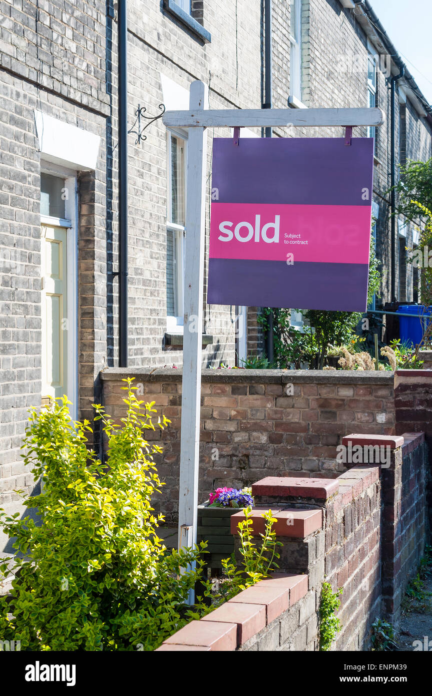 Estate agent "Sold" sign in England Stock Photo - Alamy