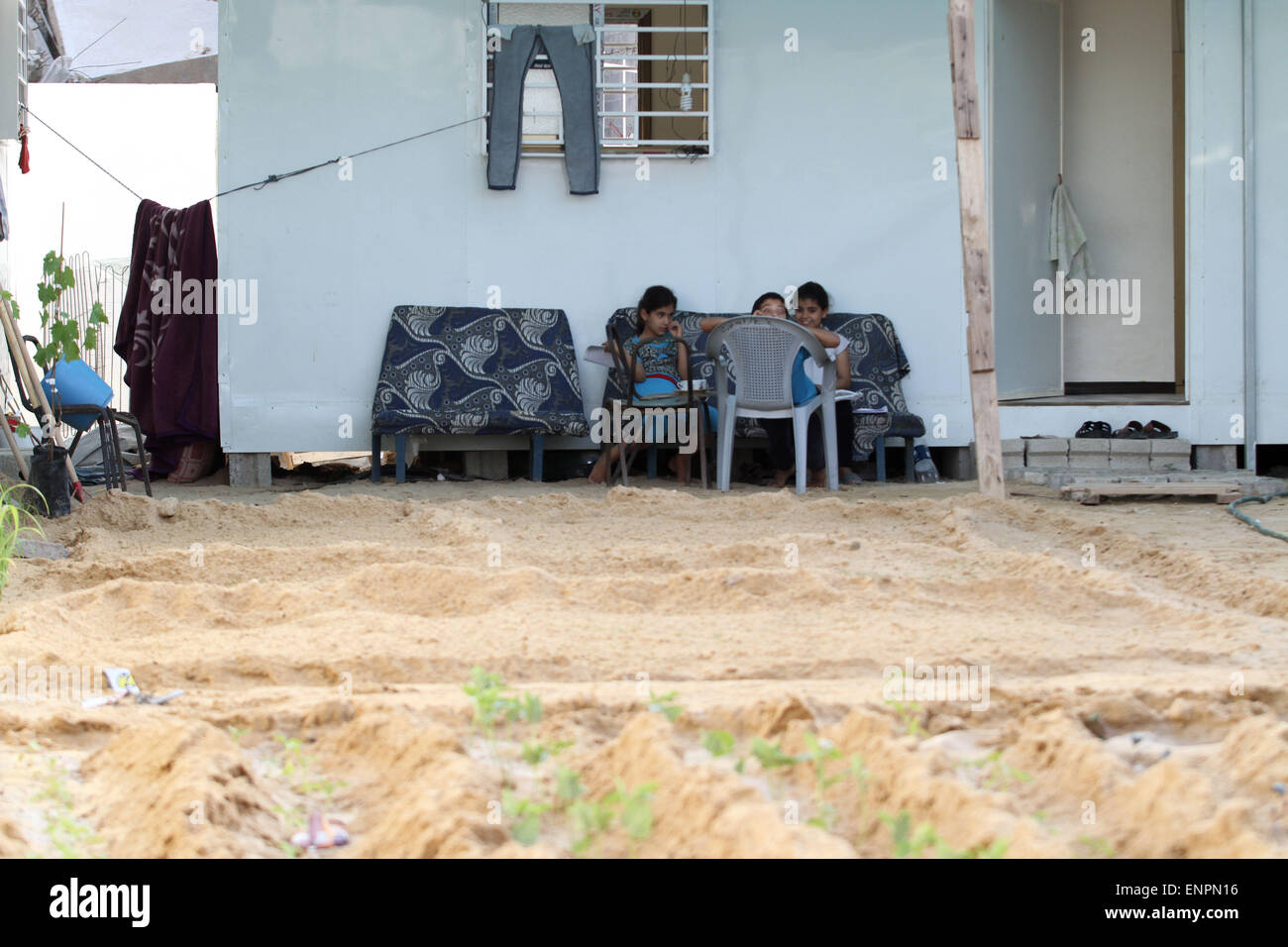 Beit Hanoun, The Gaza Strip, Palestine. 9th May, 2015. Palestinians ...