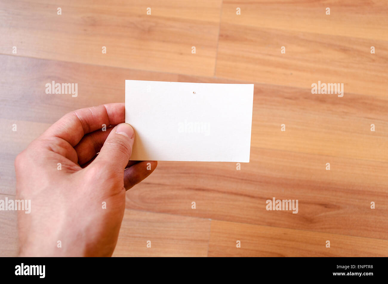 Man hand hold note with wood table office background Stock Photo - Alamy