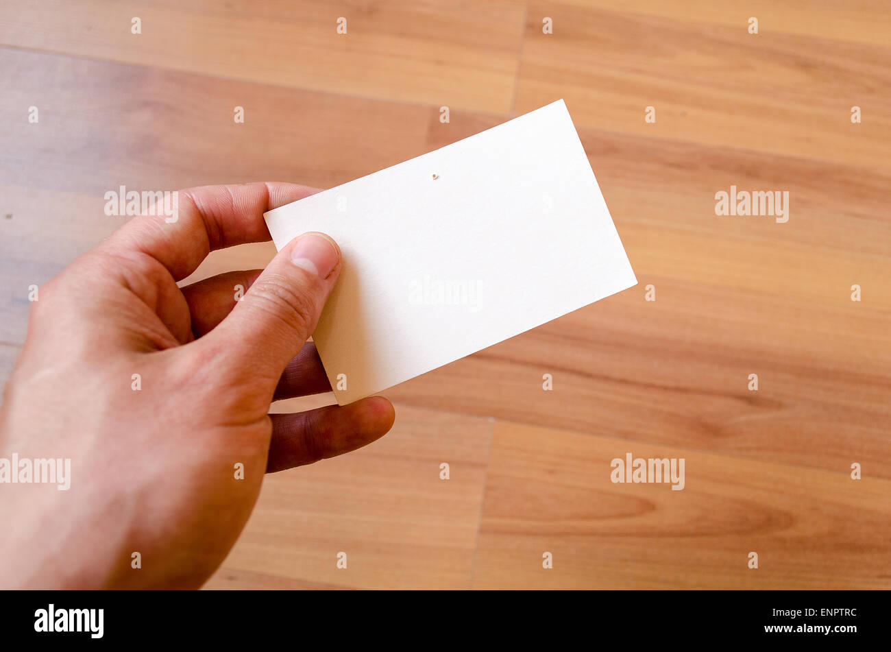Man hand hold note with wood table office background Stock Photo - Alamy