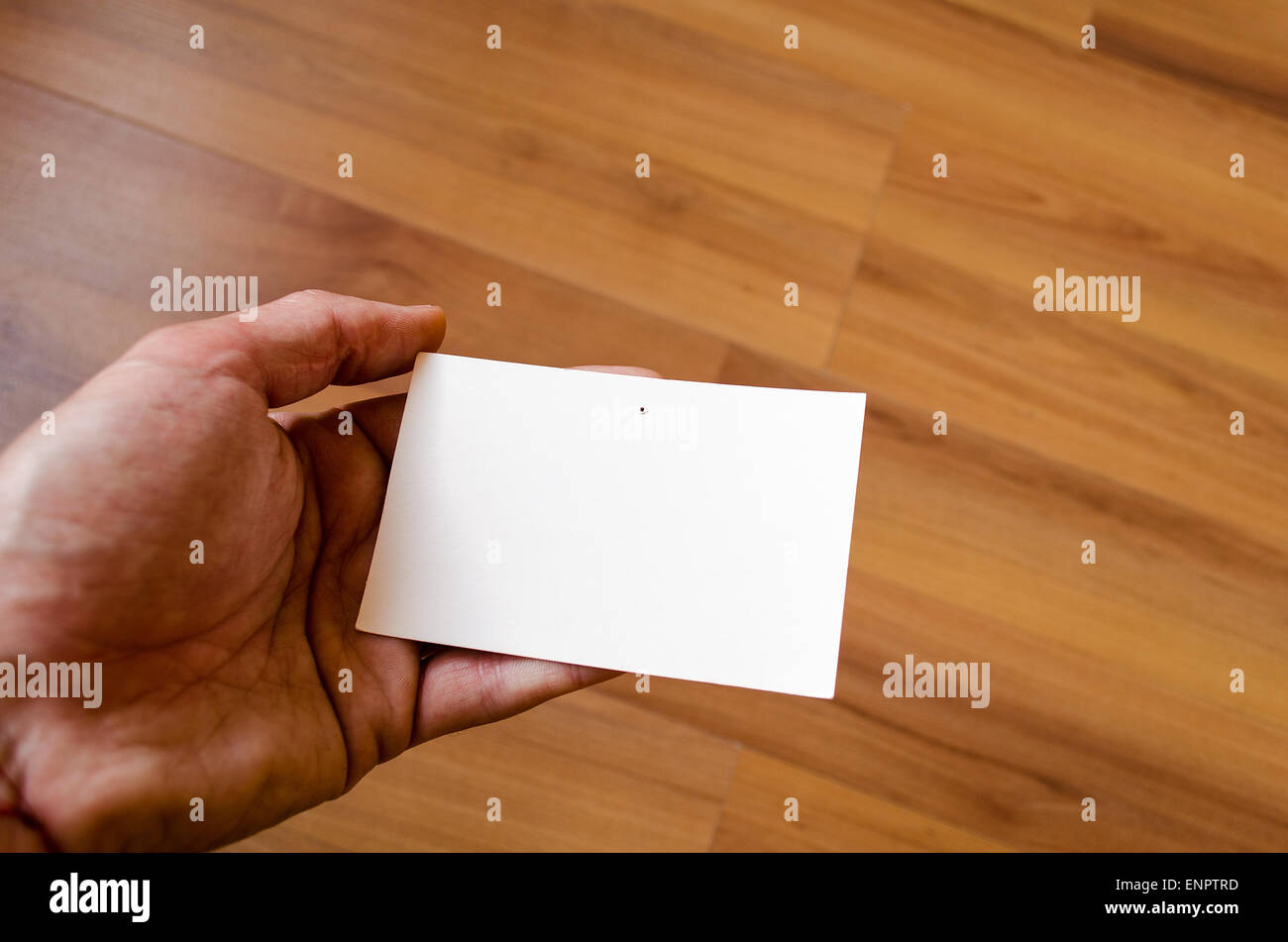 Man hand hold note with wood table office background Stock Photo - Alamy