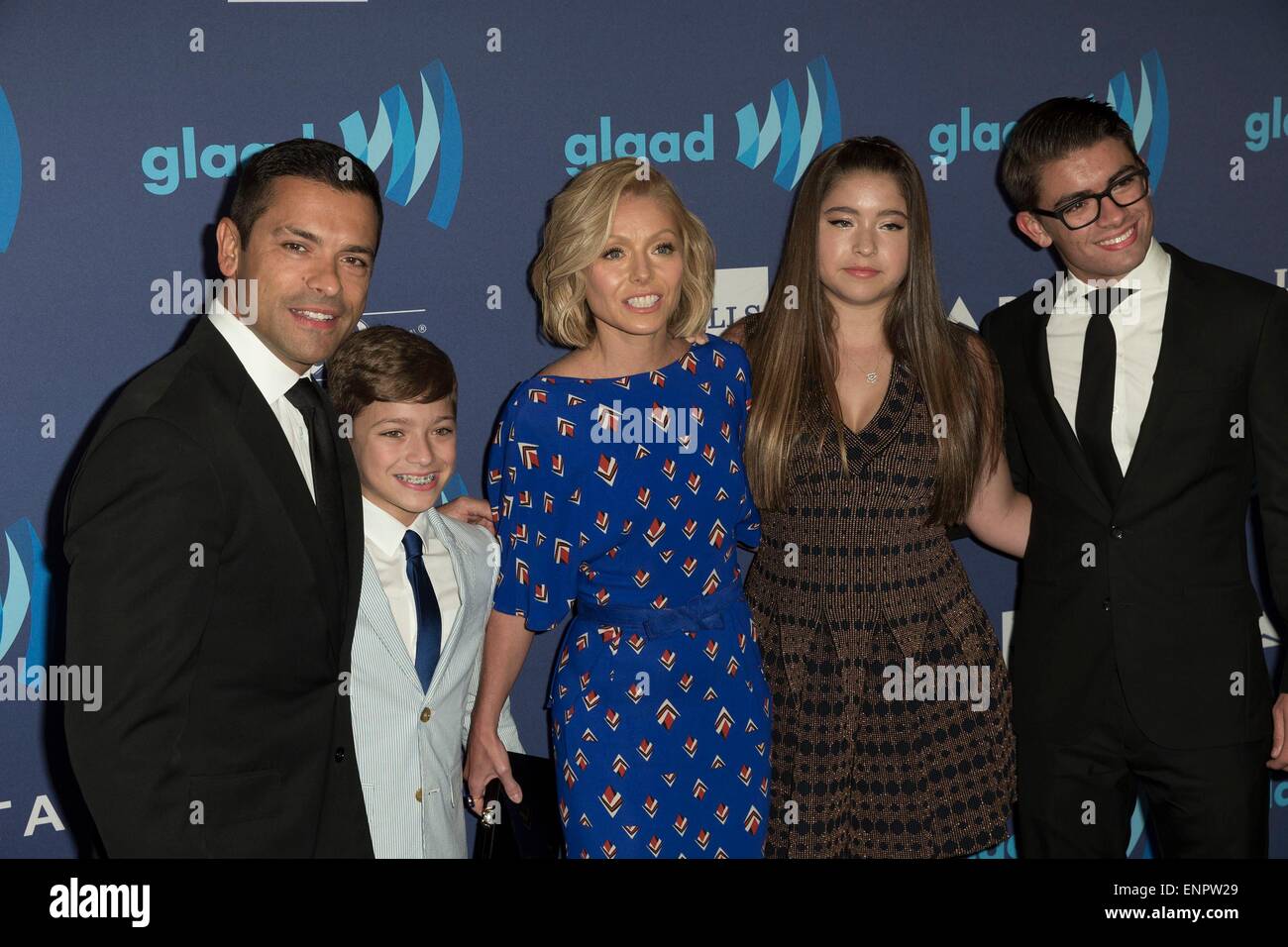 Kelly ripa michael consuelos mark hi-res stock photography and images ...