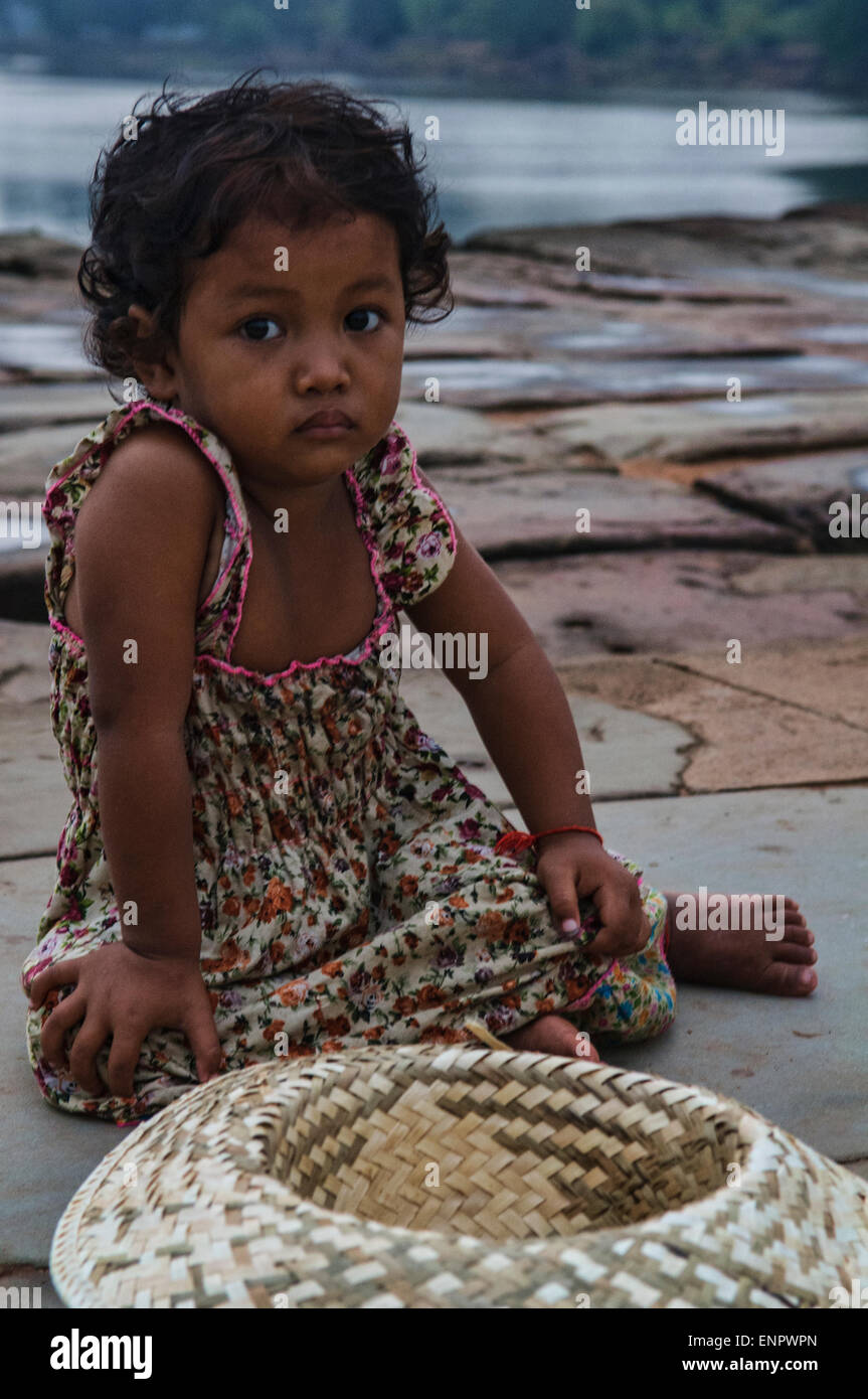 A kid begging at the entrance of Angkor Wat, Siem Reap Stock Photo - Alamy