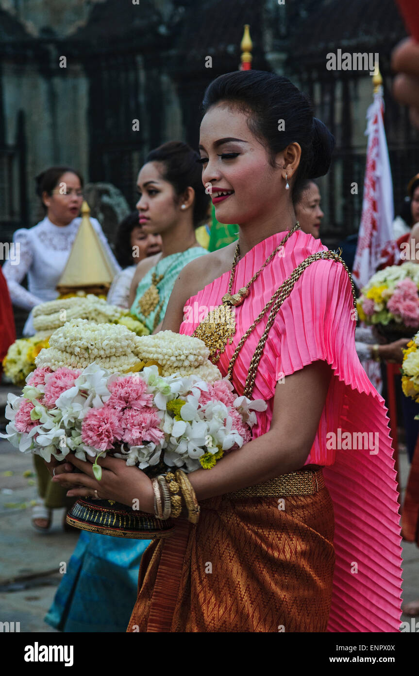 Offering flowers during the Khmer New Year in Angkor Wat, Siem Reap ...