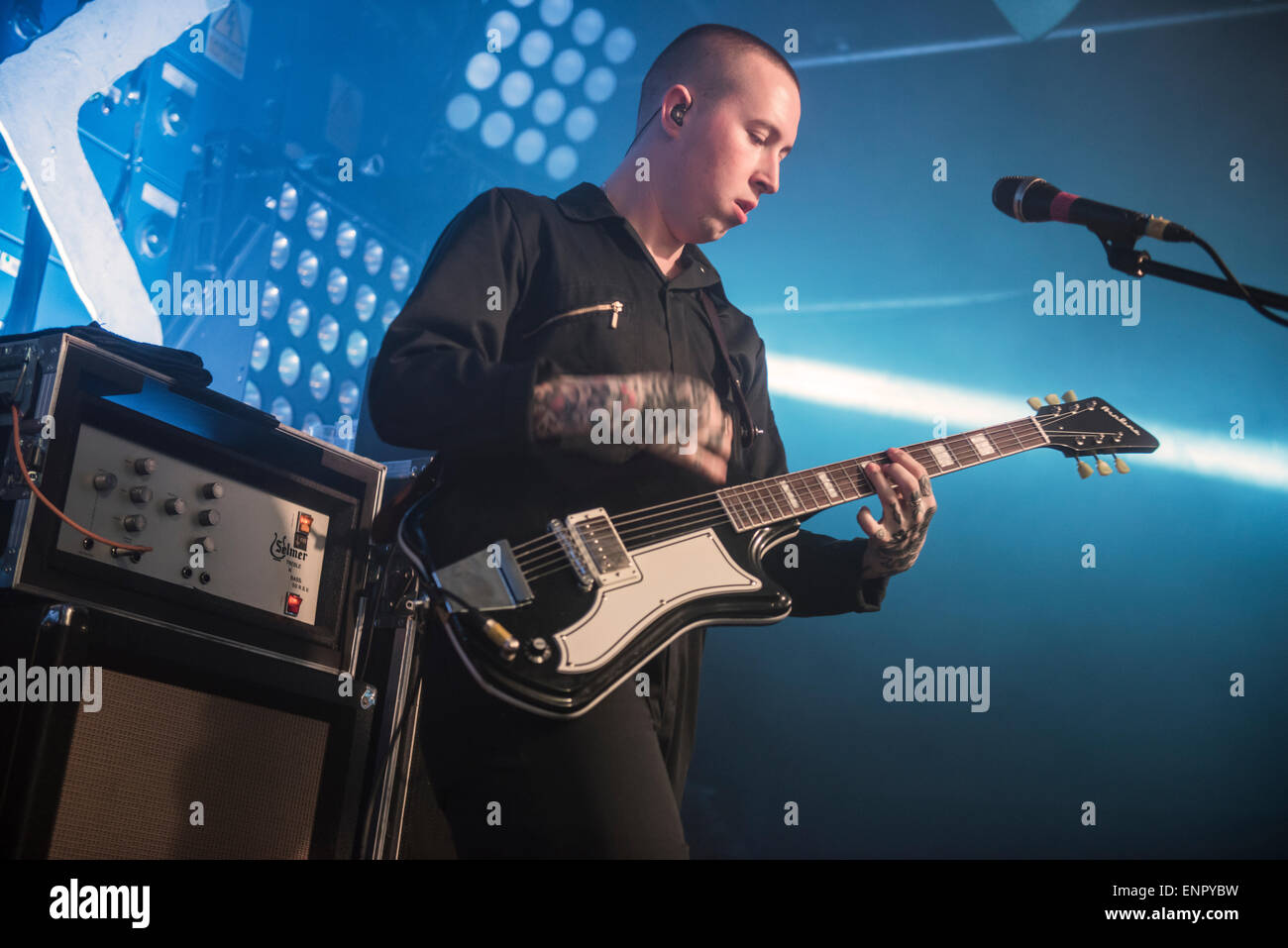 Manchester, UK. 9th May 2015. Isaac and laurie of Slaves perform live ...