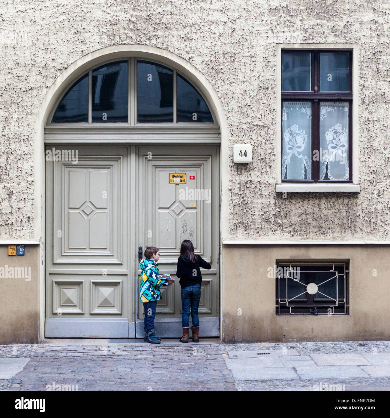 Entering apartment building hi-res stock photography and images - Alamy