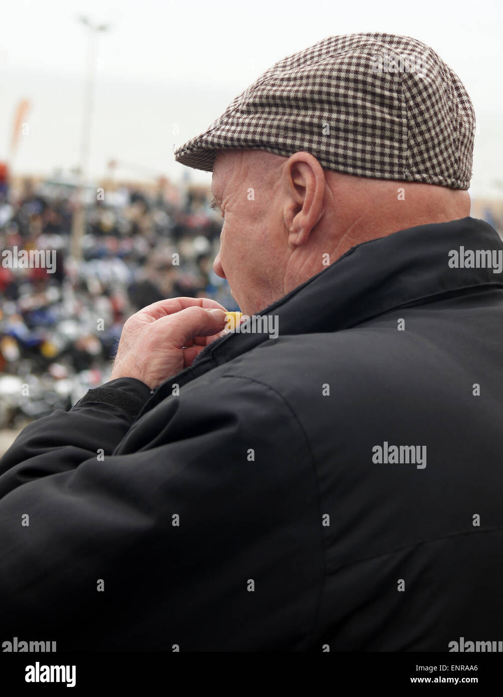 Man eating potato chips hi-res stock photography and images - Alamy