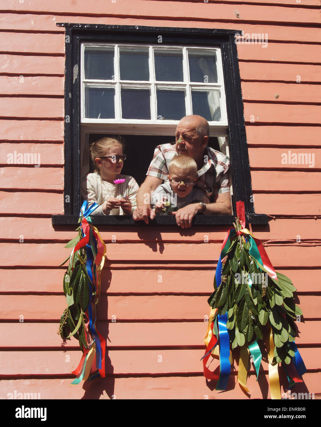 Grandpa with grandchildren hi-res stock photography and images - Alamy
