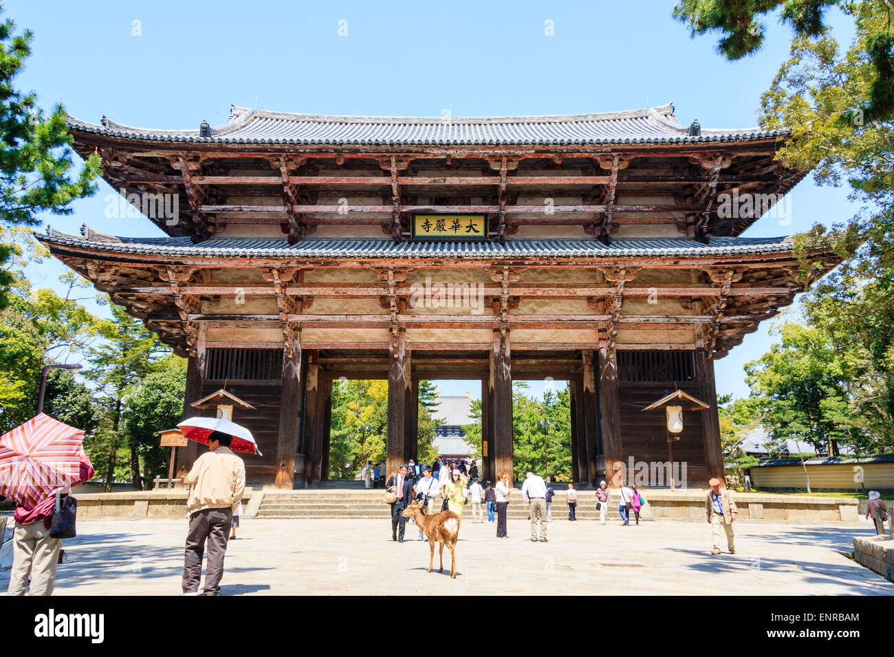 The massive wooden Nandai mon, the Great Southern Gateway, to the Todai ...