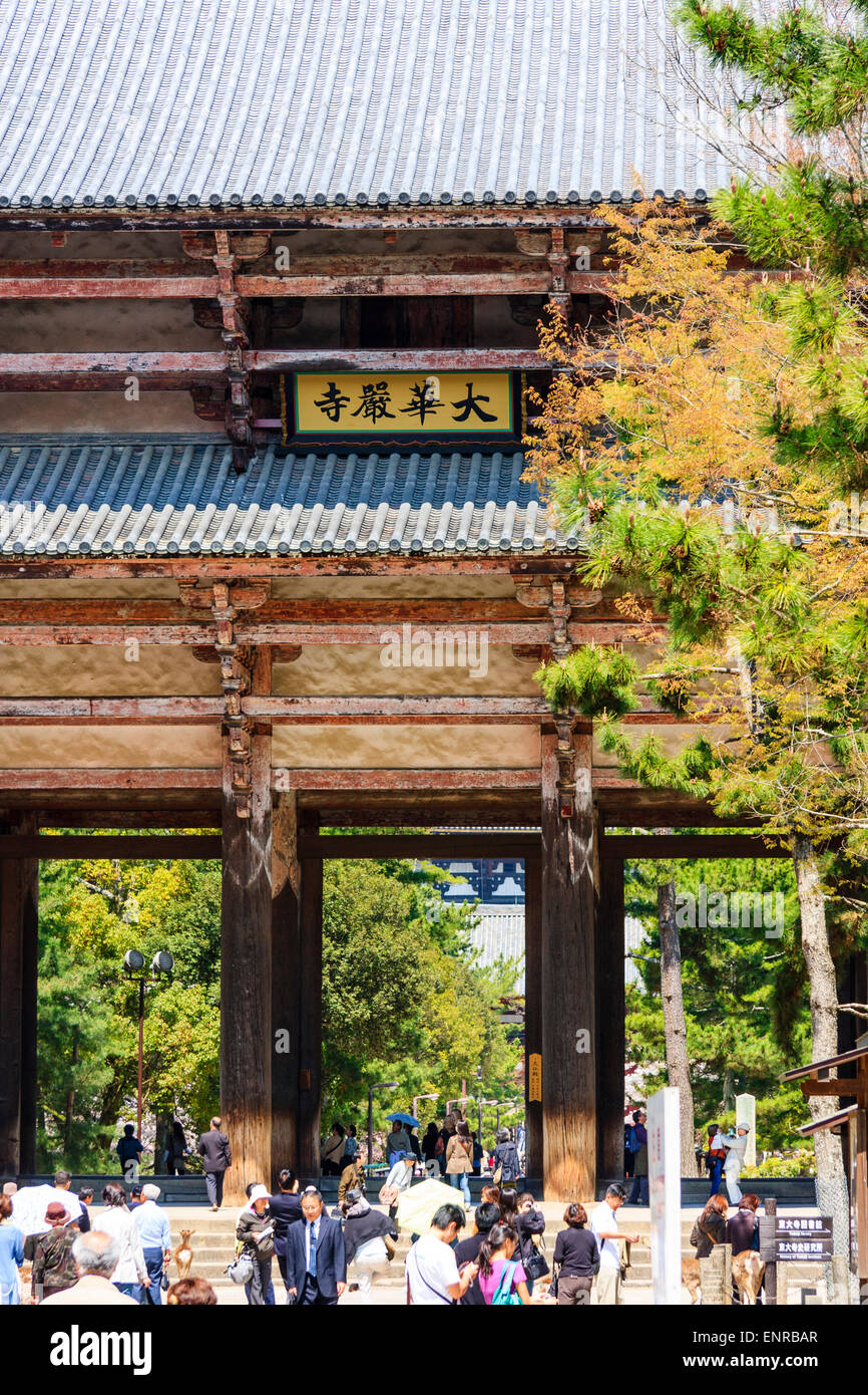 The massive wooden Nandai mon, the Great Southern Gateway, to the Todai ...