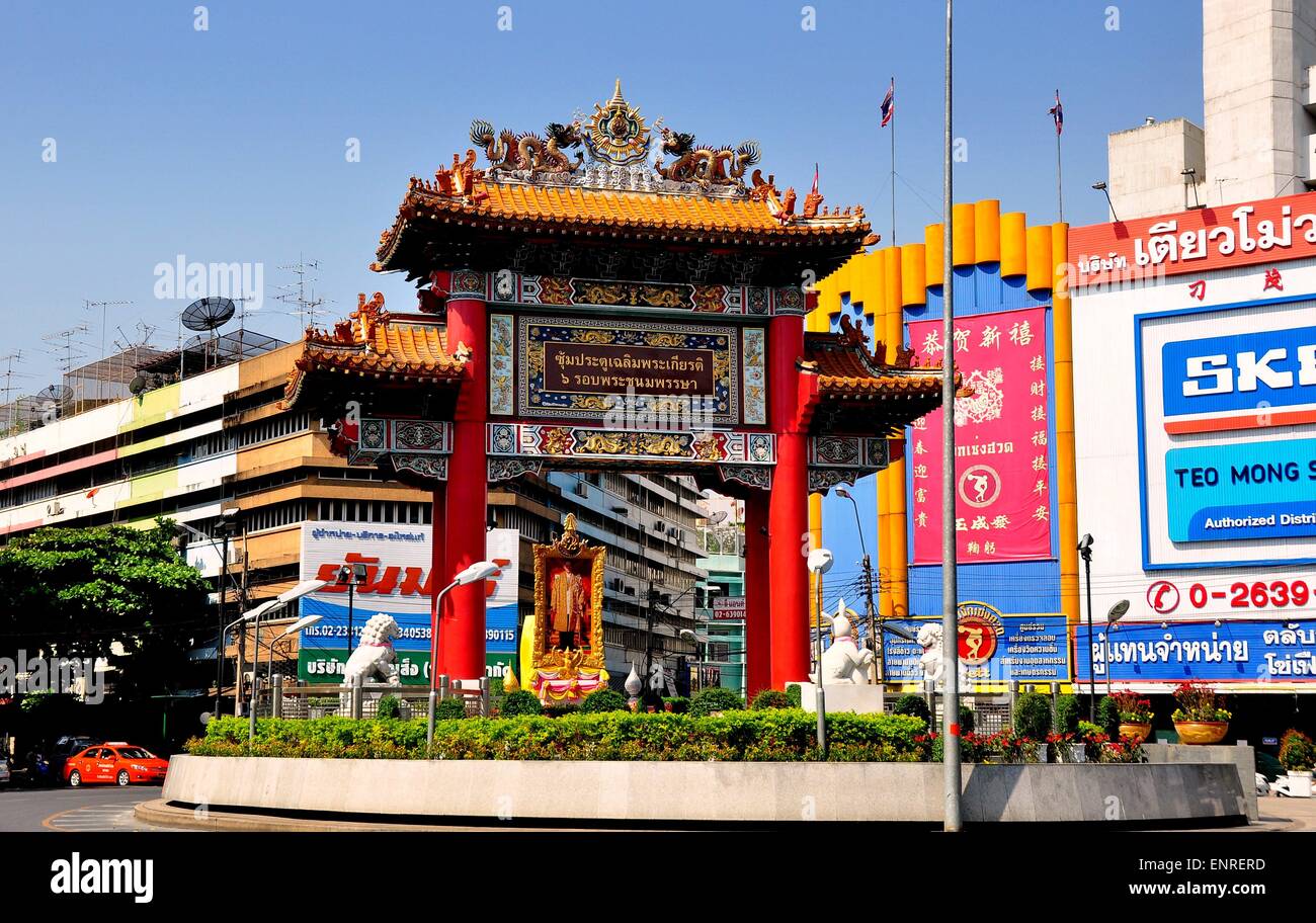 Bangkok, Thailand: Ornate ceremonial entry gate to Chinatown with ...