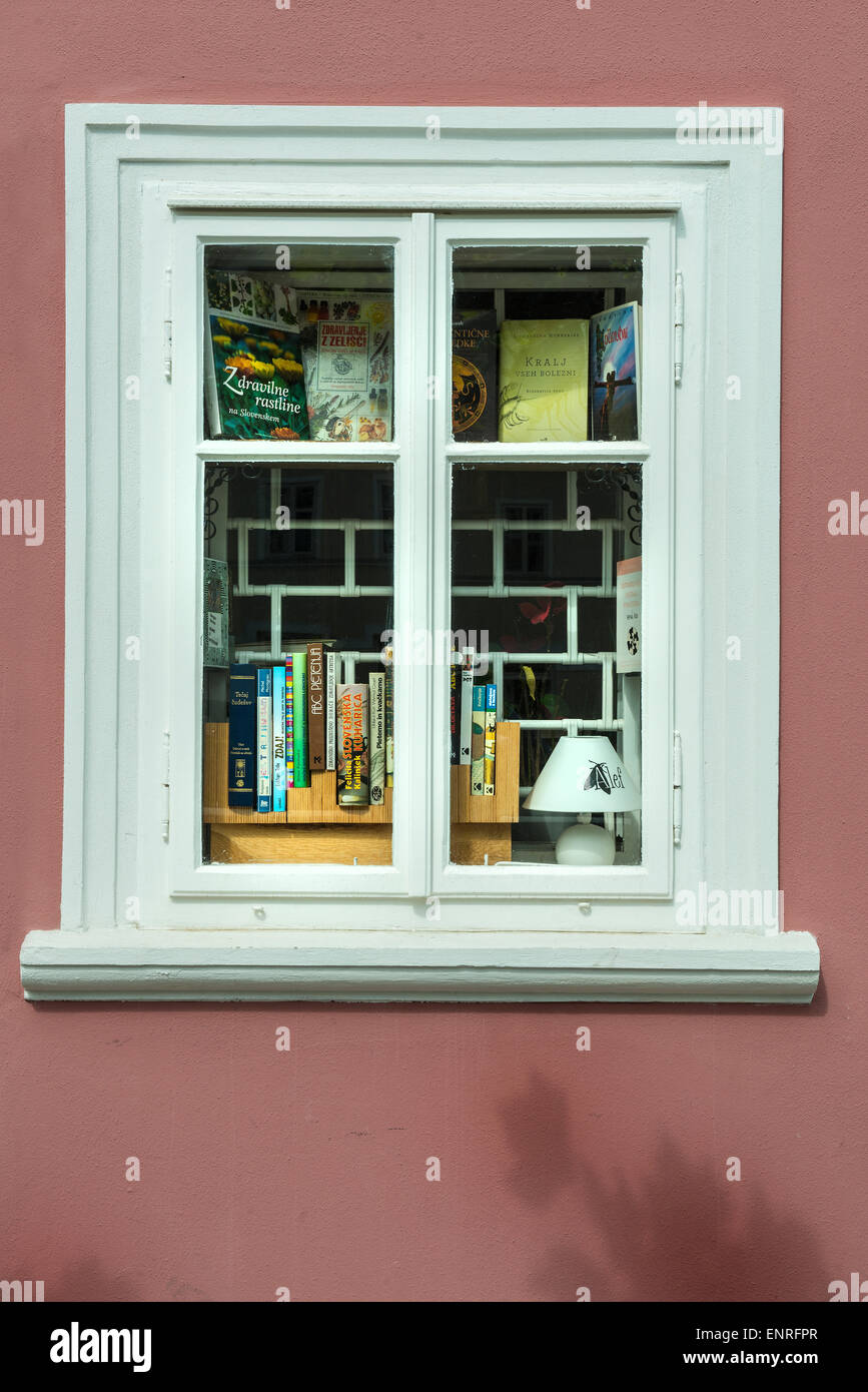 Bookstore window hi-res stock photography and images - Alamy