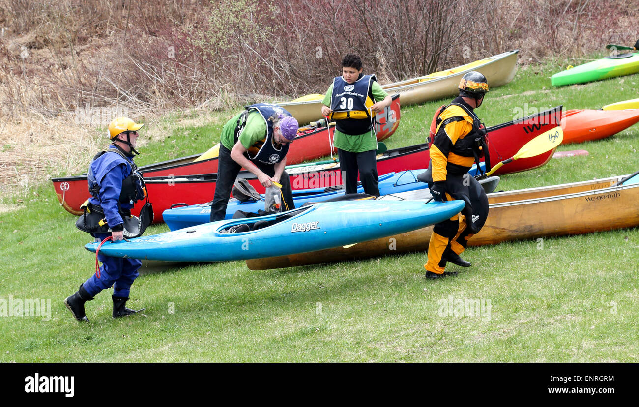 Canoe portage carry hi-res stock photography and images - Alamy