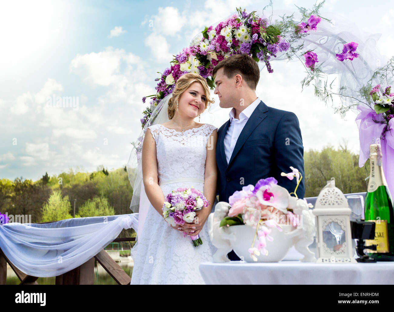 Bride groom under wedding arch hi-res stock photography and images - Alamy