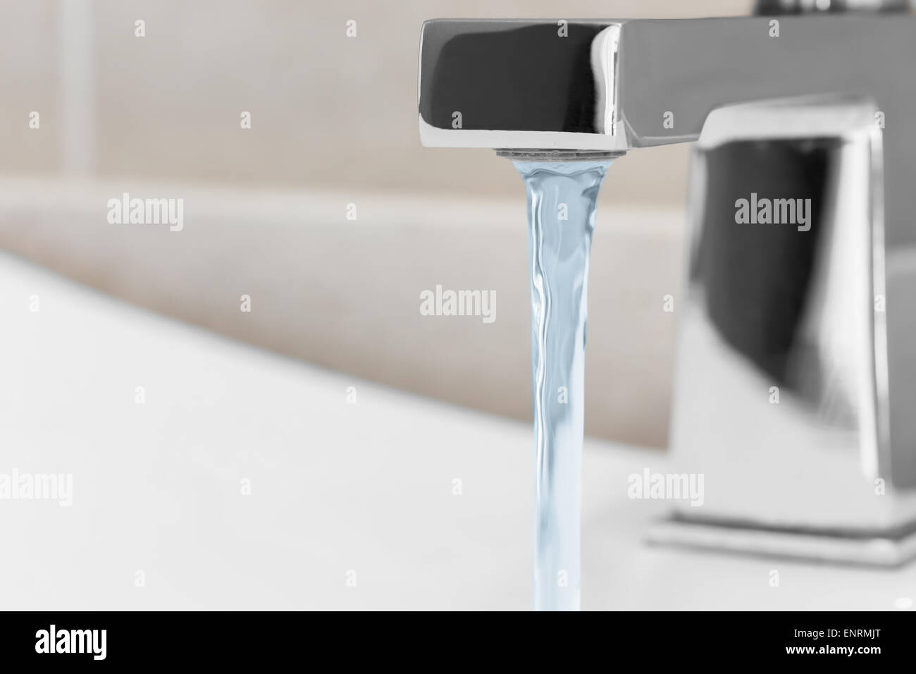 White sink running water hi-res stock photography and images - Alamy