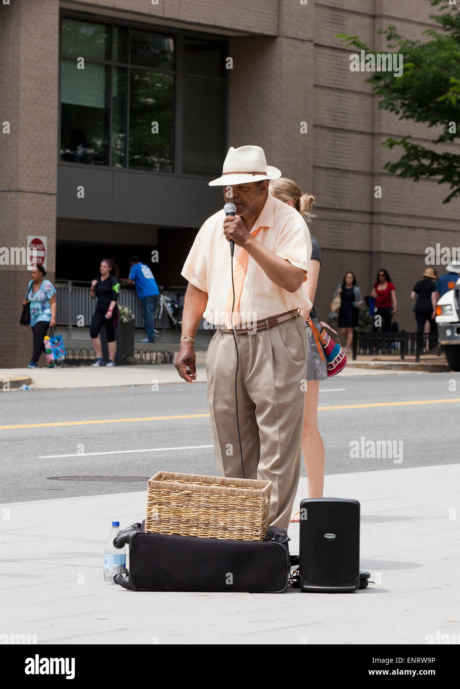 Performance singer hi-res stock photography and images - Alamy
