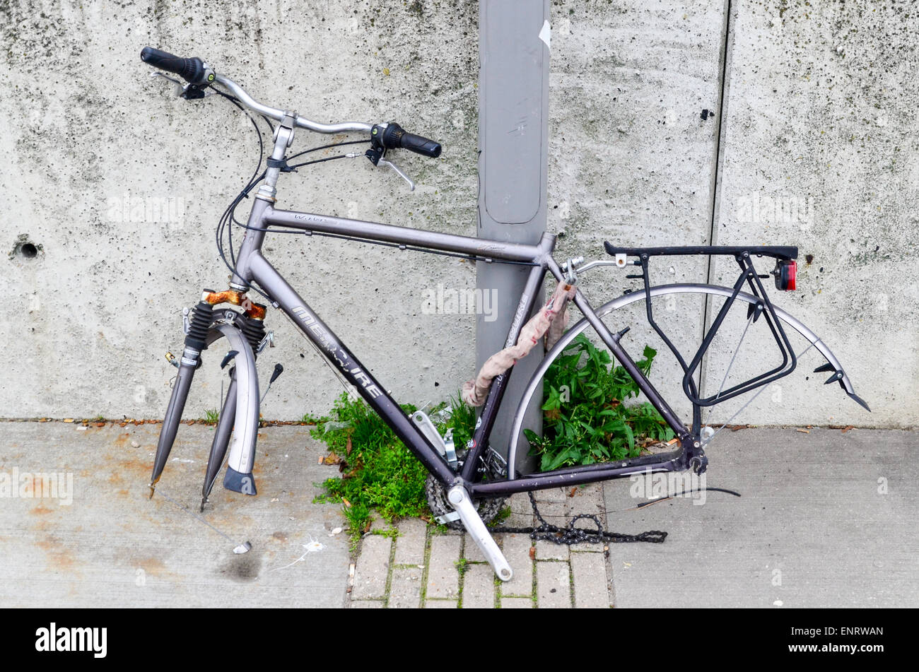 Missing wheels hi-res stock photography and images - Alamy