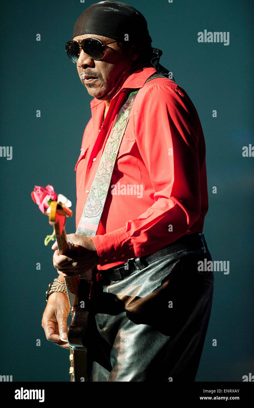 Durham, North Carolina, USA. 10th May, 2015. Guitarist ERNIE ISLEY of ...