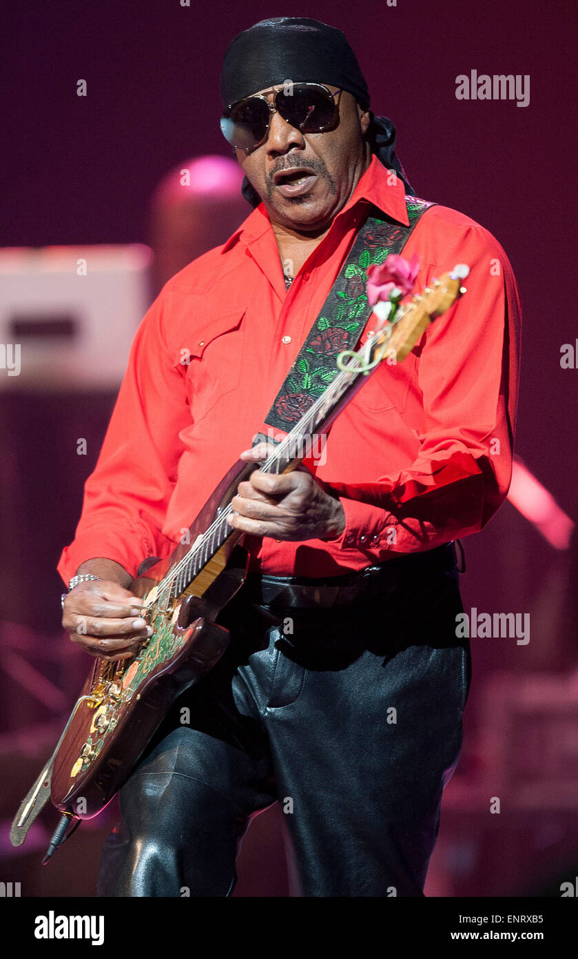 Durham, North Carolina, USA. 10th May, 2015. Guitarist ERNIE ISLEY of ...