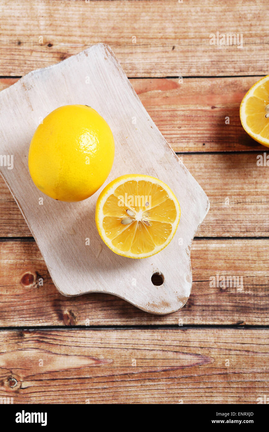 Lemons and chopping board hi-res stock photography and images - Alamy