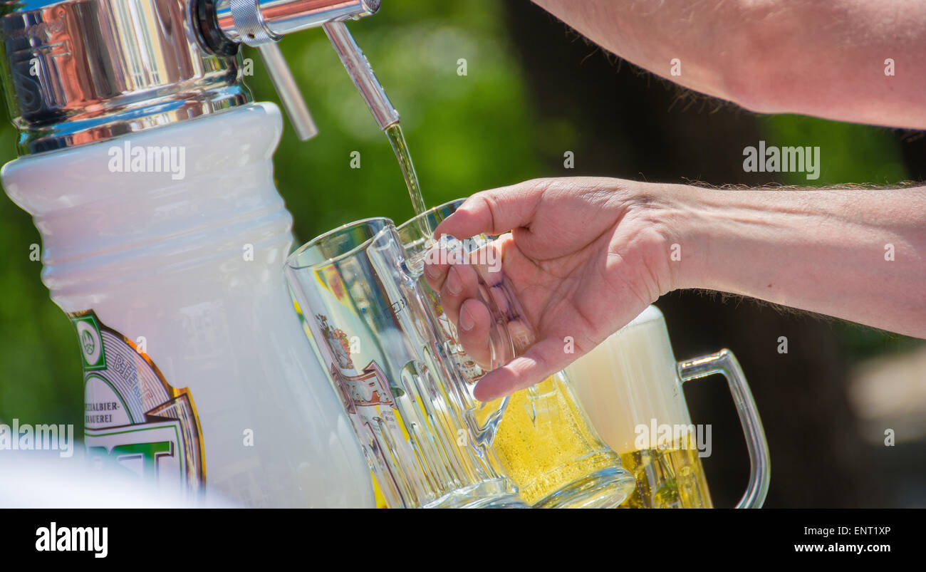 Pouring a perfect glass of beer Stock Photo - Alamy