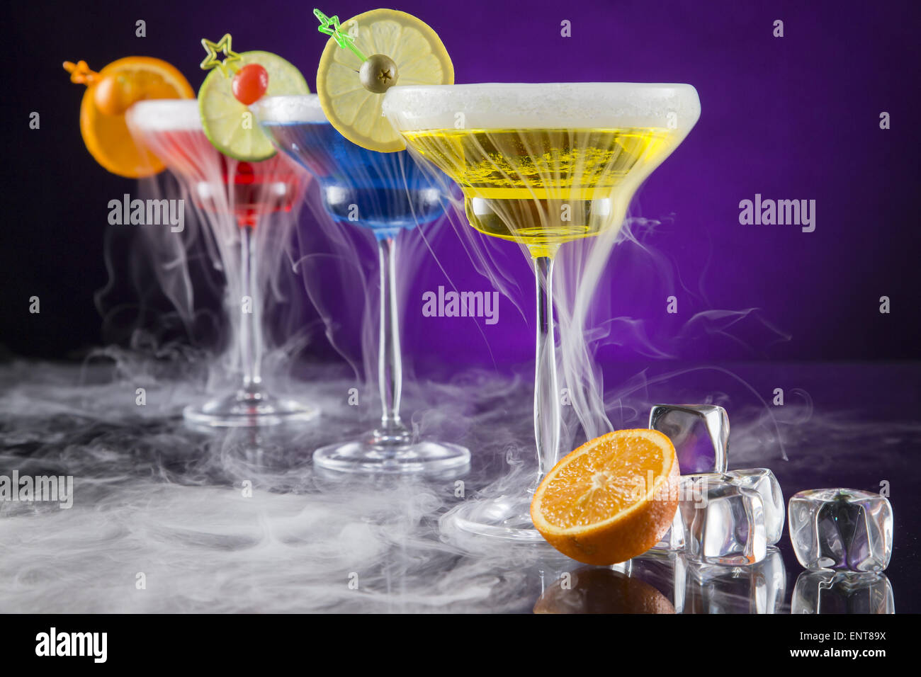 Cocktails dry ice bar hi-res stock photography and images - Alamy
