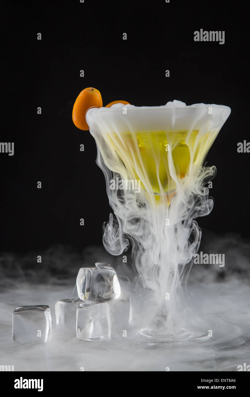 Blue cocktail dry ice hi-res stock photography and images - Alamy