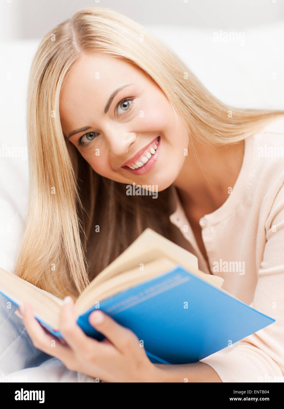 woman reading book Stock Photo - Alamy