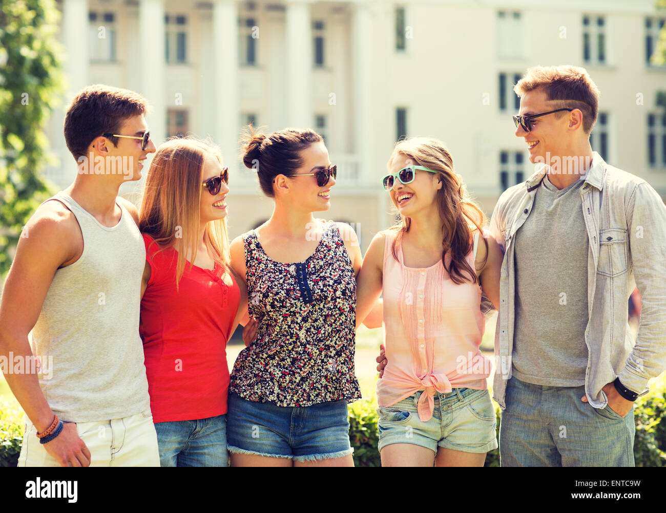 Group teenage couples hanging out hi-res stock photography and images ...