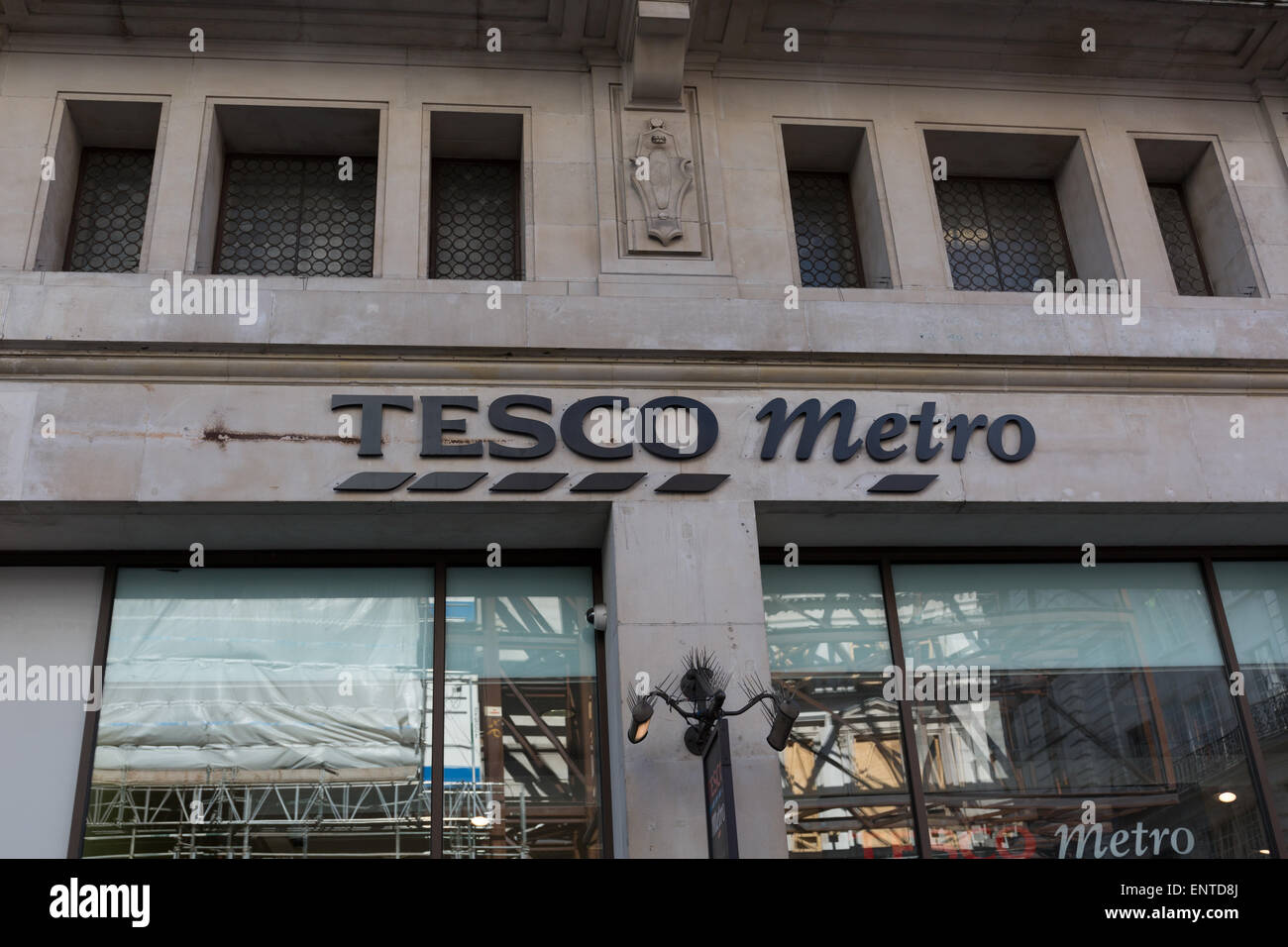 Tesco shop front london hi-res stock photography and images - Alamy