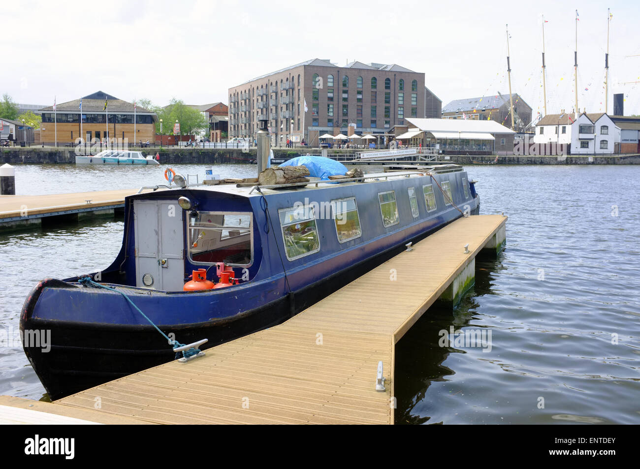 Blue narrowboat moored hi-res stock photography and images - Alamy